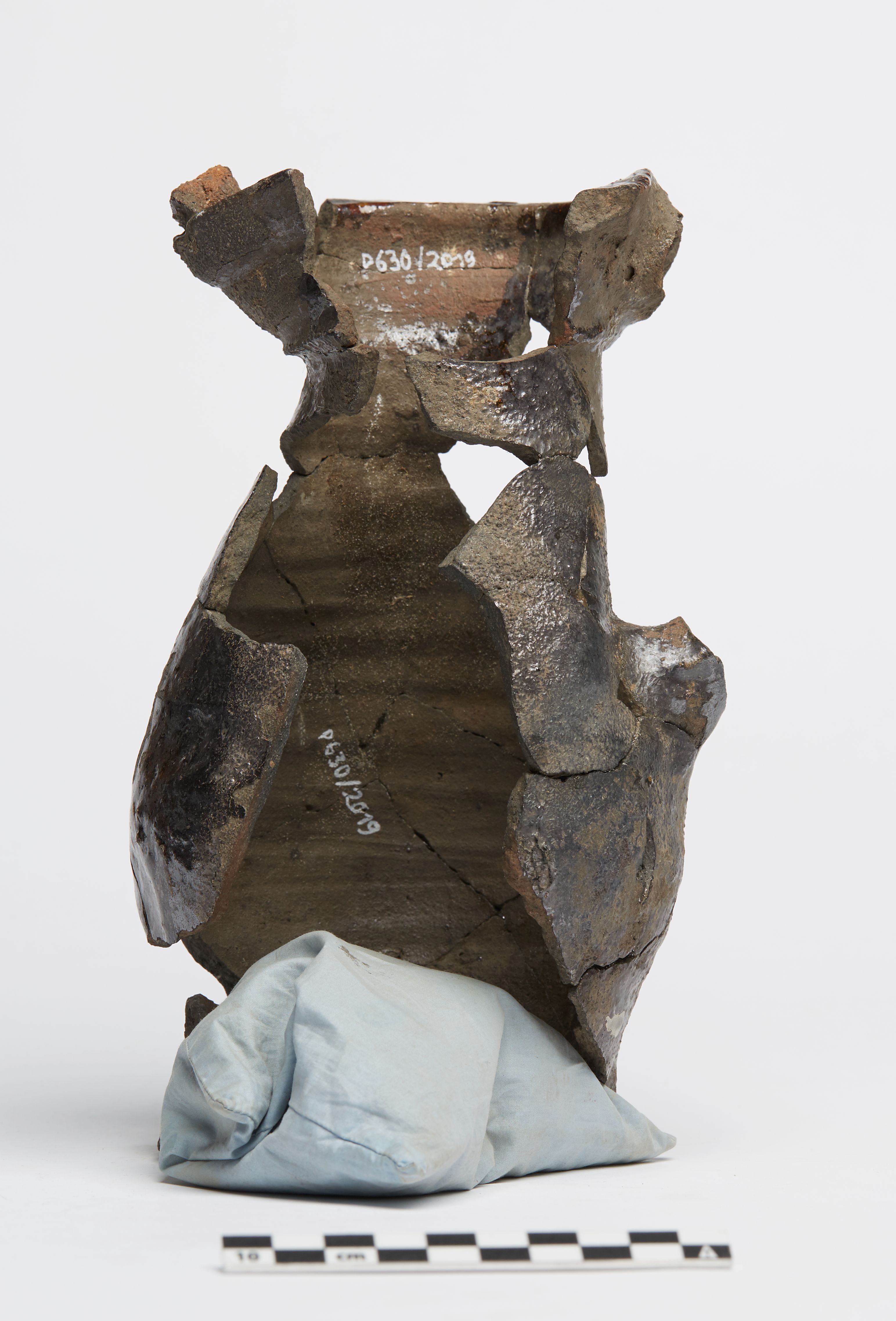 Fejlbrændt kande med manganglasur - Nationalmuseets Samlinger Online