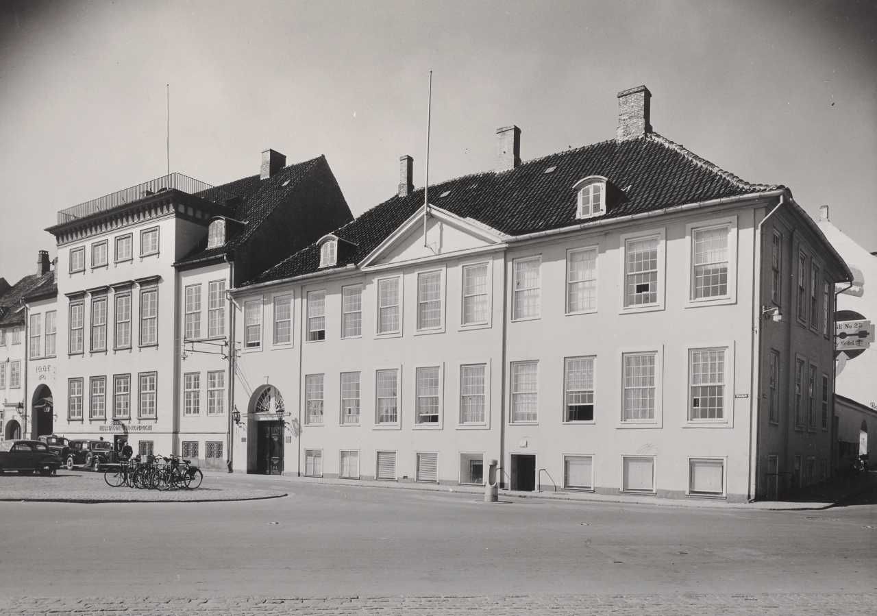 Facade mod gaden, Strandgade 93-95, Helsingør, 1954 - Nationalmuseets ...