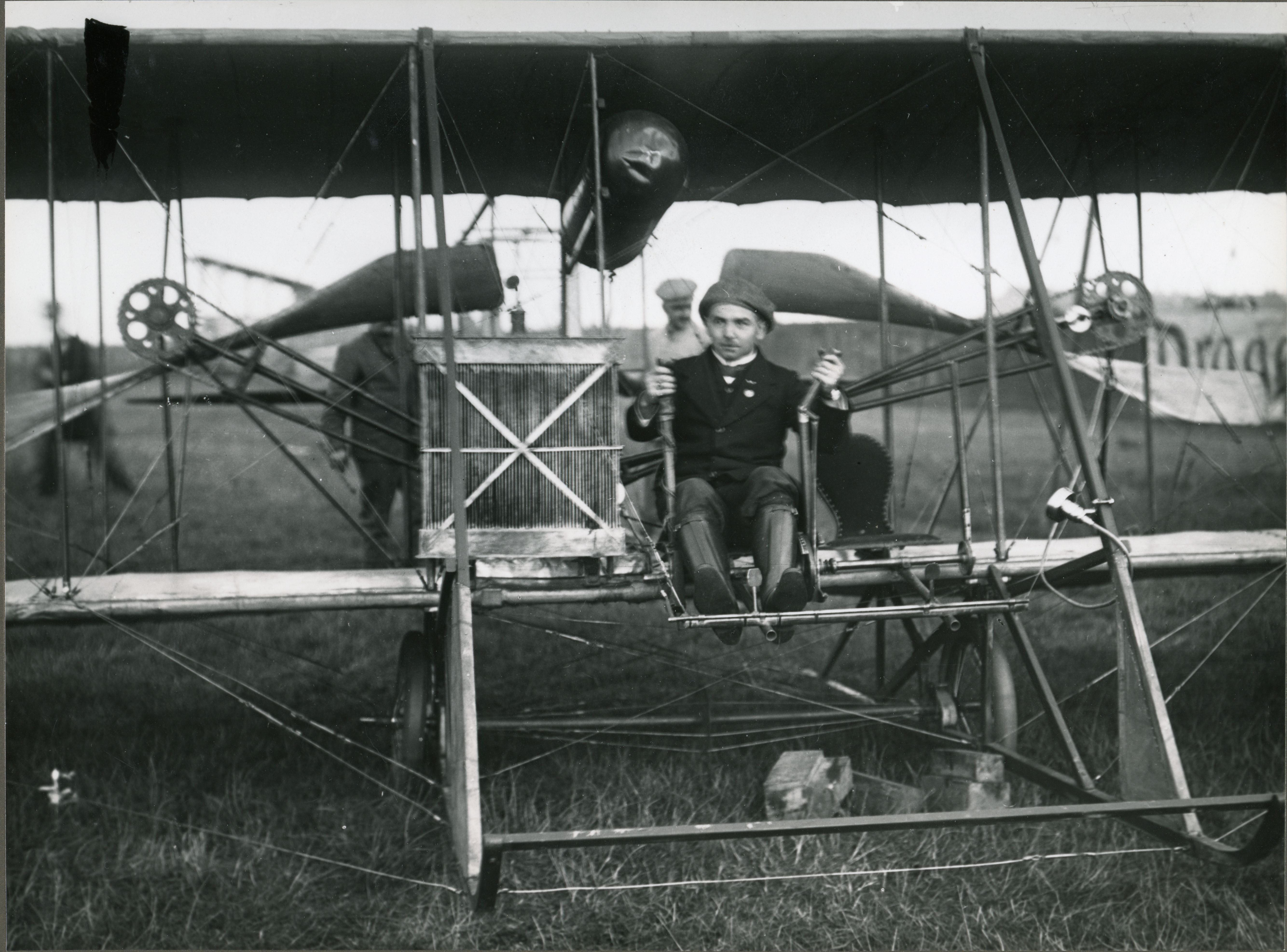 Mohus i et Henry Farman biplan fly, 1913 - Nationalmuseets Samlinger Online
